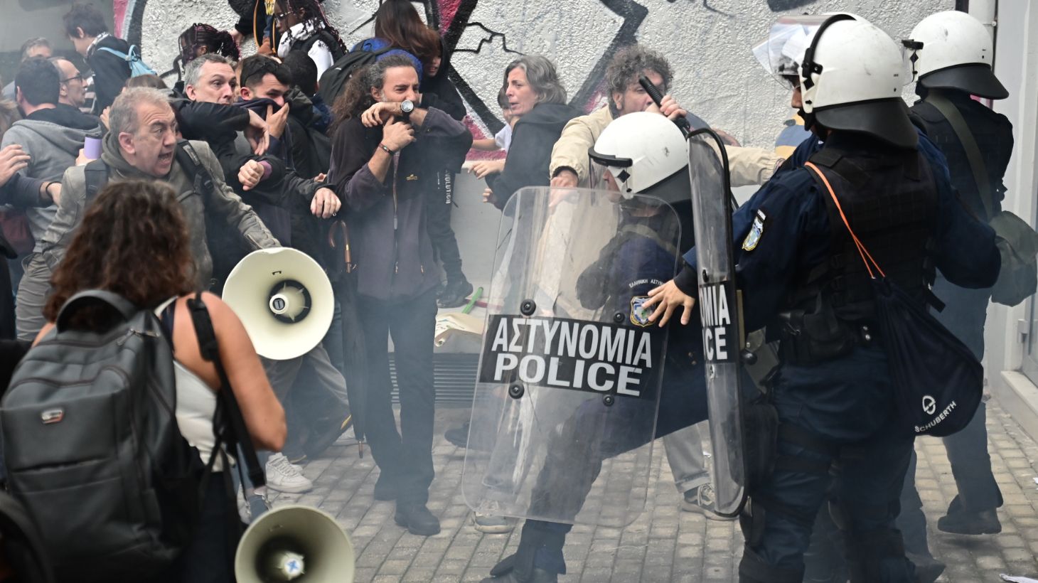 Μεταξουργείο: ΜΑΤ κατά εκπαιδευτικών, γονέων και μαθητών για τις ...