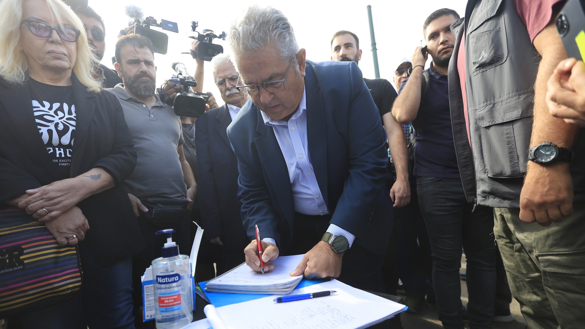 Στο πλευρό του Πάνου Ρούτσι ο Κουτσούμπας: «Όλος ο ελληνικός λαός είναι ...