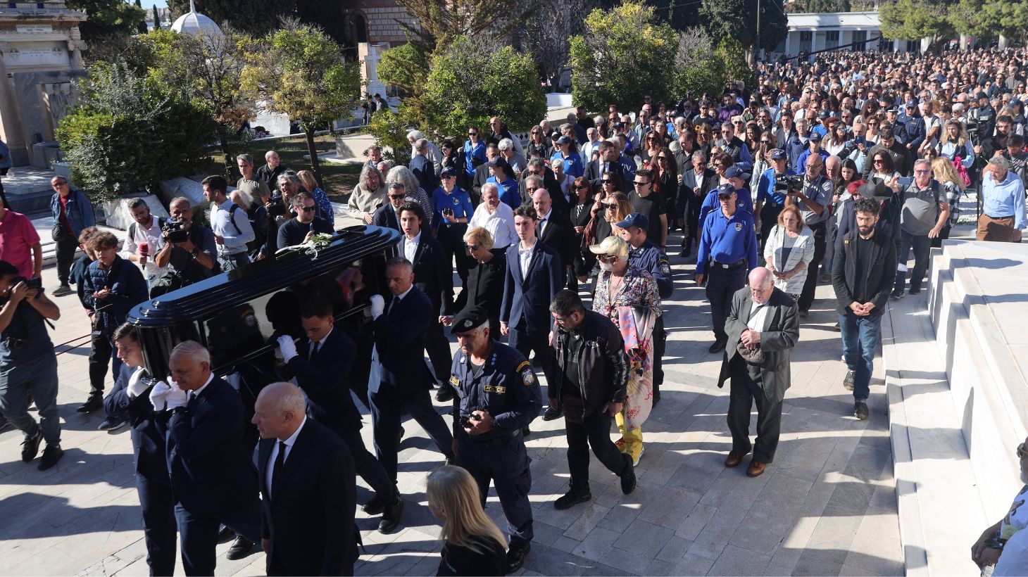 Διονύσης Σαββόπουλος: «Ας κρατήσουν οι χοροί» – Με δάκρυα και τραγούδια ...