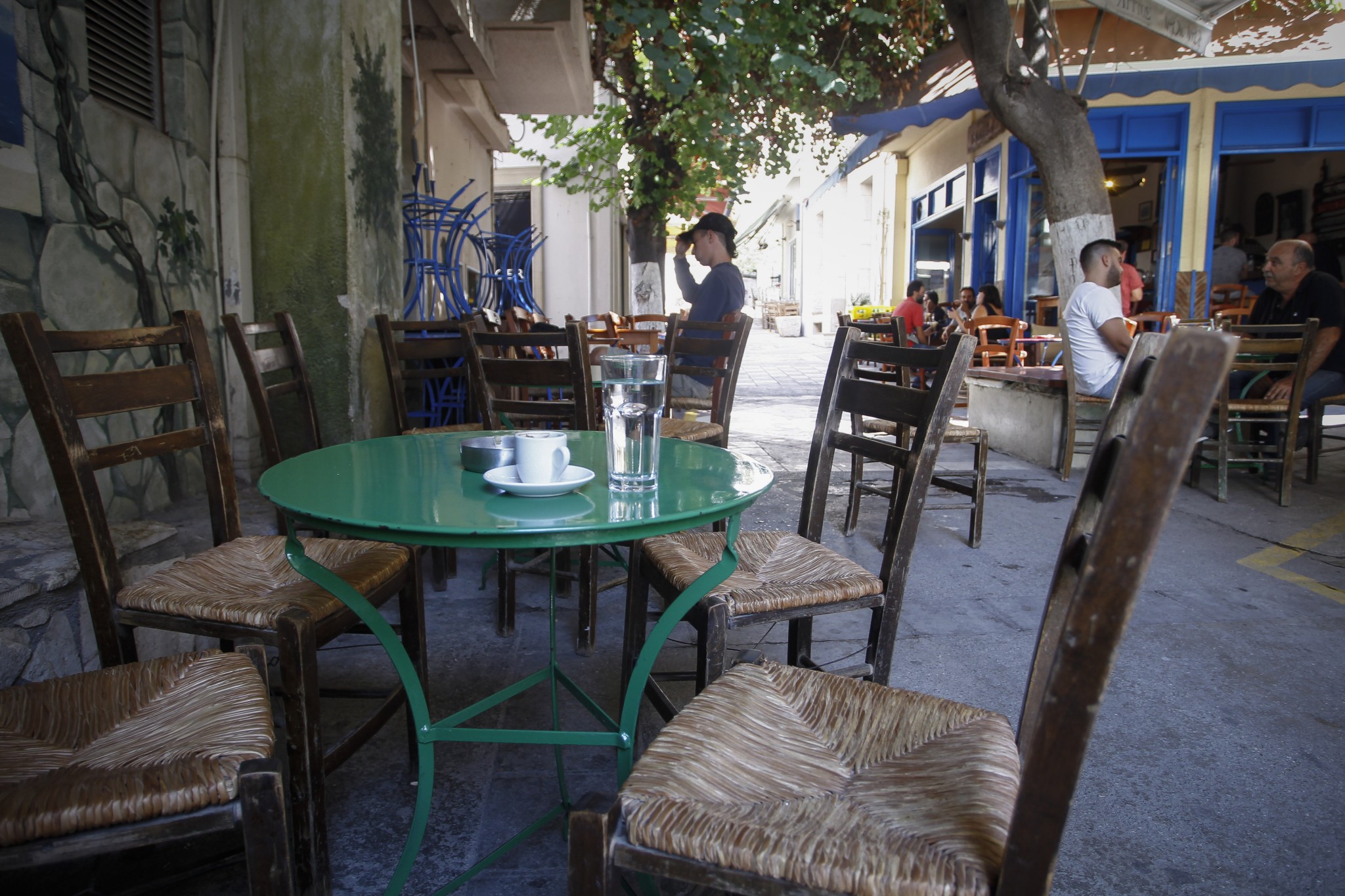 «Σκοτώνουν» τα καφενεία και τα παντοπωλεία στα μικρά χωριά: Σάλος με το ...