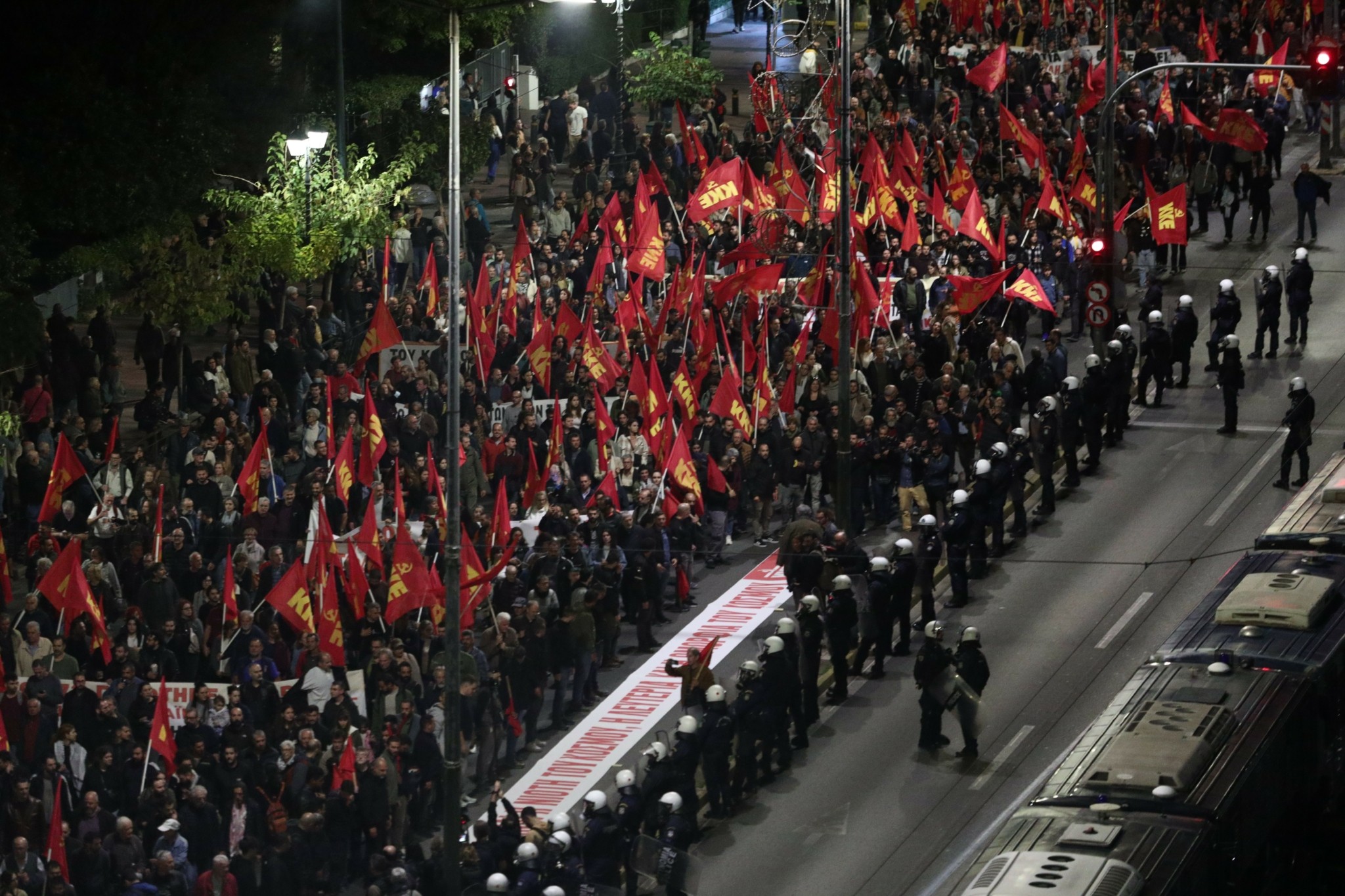 «Το Πολυτεχνείο ζει»: Μεγαλειώδης η πορεία προς την αμερικανική ...