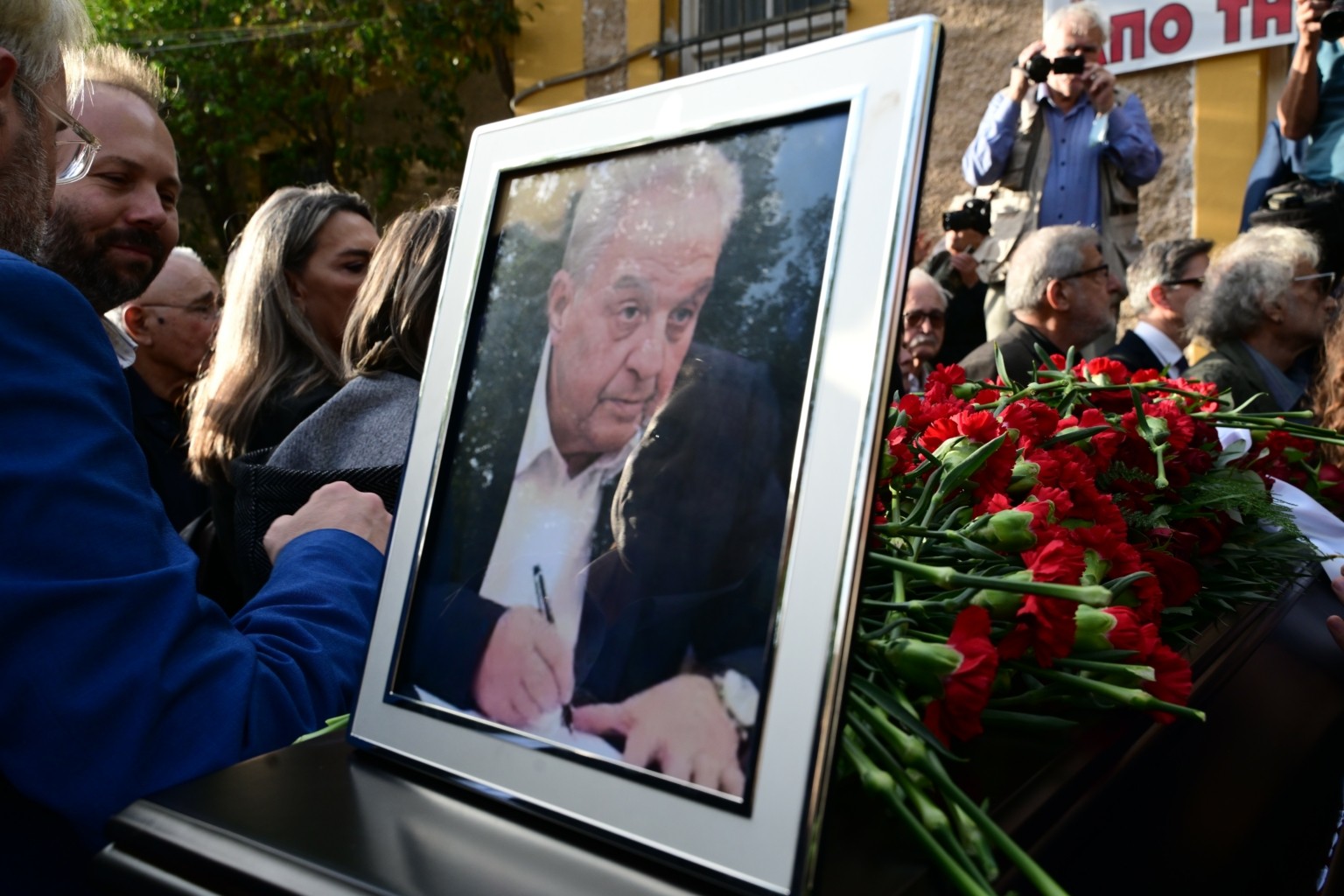 Σε κλίμα βαθιάς συγκίνησης η πολιτική κηδεία του Αλέκου Φλαμπουράρη: Ο ...