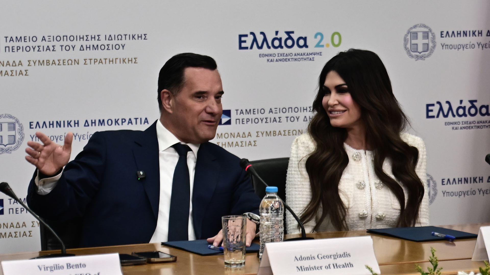 O Άδωνις, η Κίμπερλυ και τα… μανικετόκουμπα | topontiki.gr