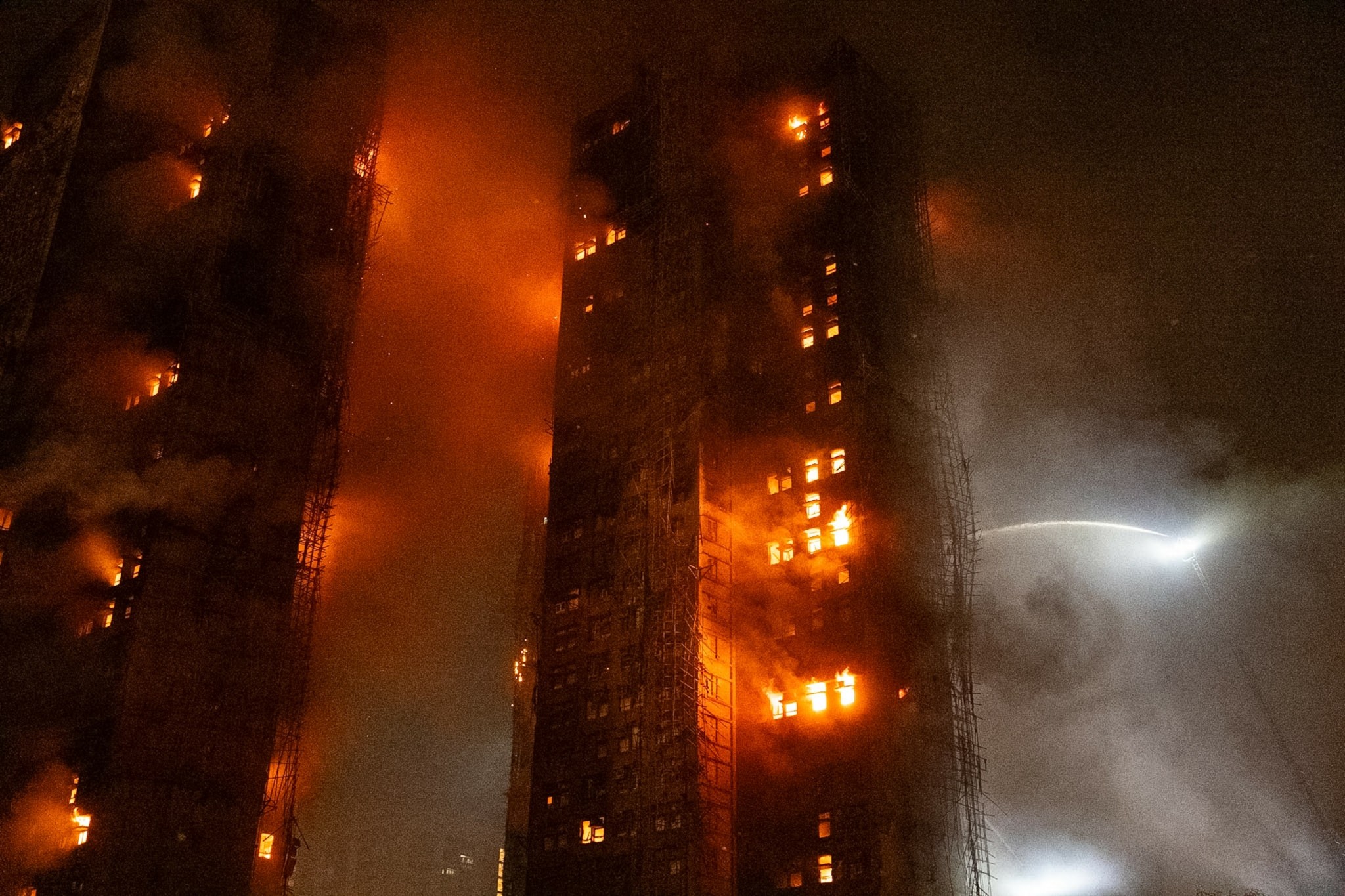 Τουλάχιστον 44 νεκροί από πυρκαγιά σε πολυώροφα κτίρια στο Χονγκ Κονγκ ...