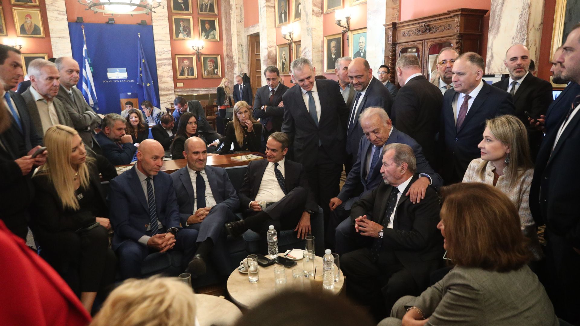 Με δείπνα και γεύματα εξευμενίζει τους γαλάζιους βουλευτές το Μαξίμου ...