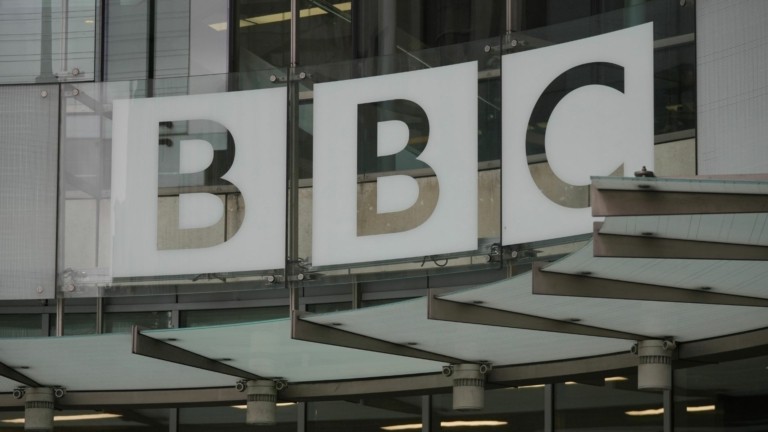 BBC: Αν και σε κρίση και έλεγχο, εξακολουθεί να θεωρείται αξιόπιστη ...