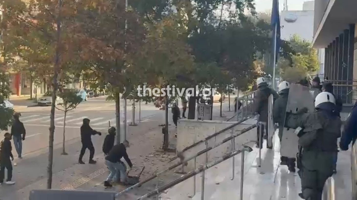 Θεσσαλονίκη: Επεισόδια έξω από τα δικαστήρια λίγο πριν το εφετείο για ...