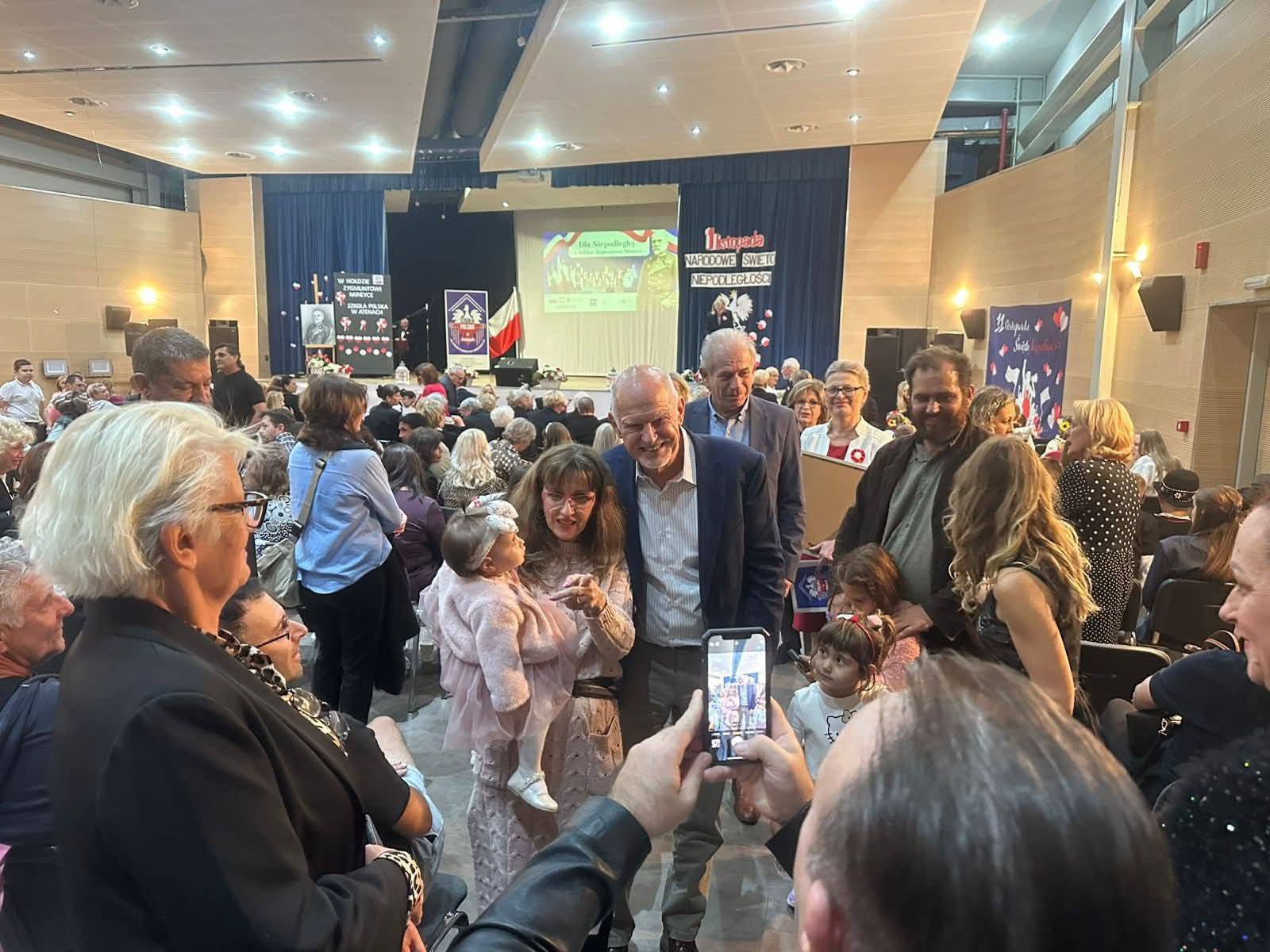 Με τον γιο του, Ανδρέα, στη γιορτή της Πολωνικής Ομογένειας ο Γιώργος ...