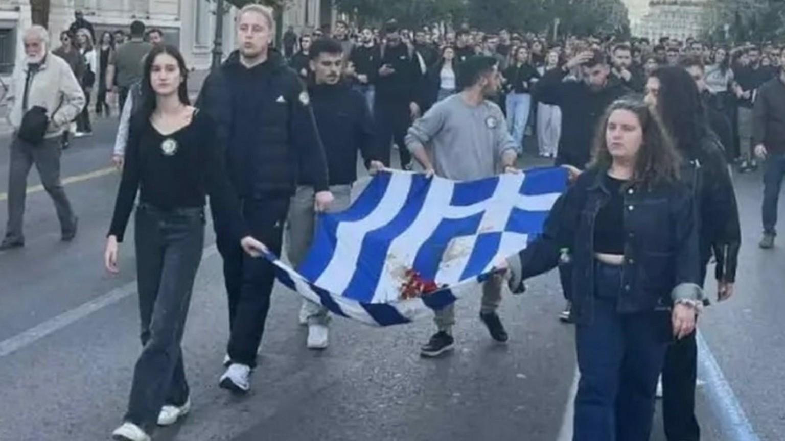 Η κόρης της Φώφης Γεννηματά κρατά την αιματοβαμμένη σημαία του ...