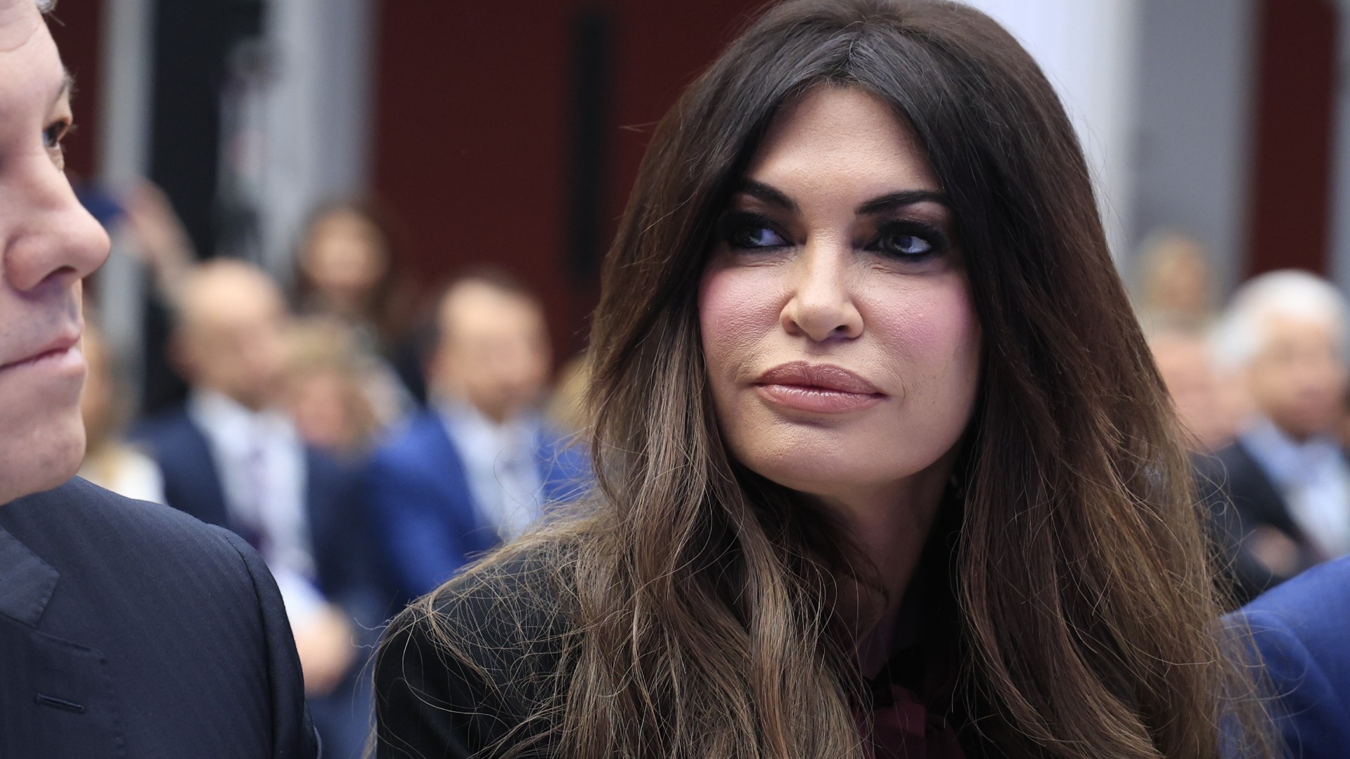 «Πρέσβης ή πρέσβειρα» ; Τελικά πώς πρέπει να αποκαλούμε την Κίμπερλι Γκίλφοϊλ | topontiki.gr