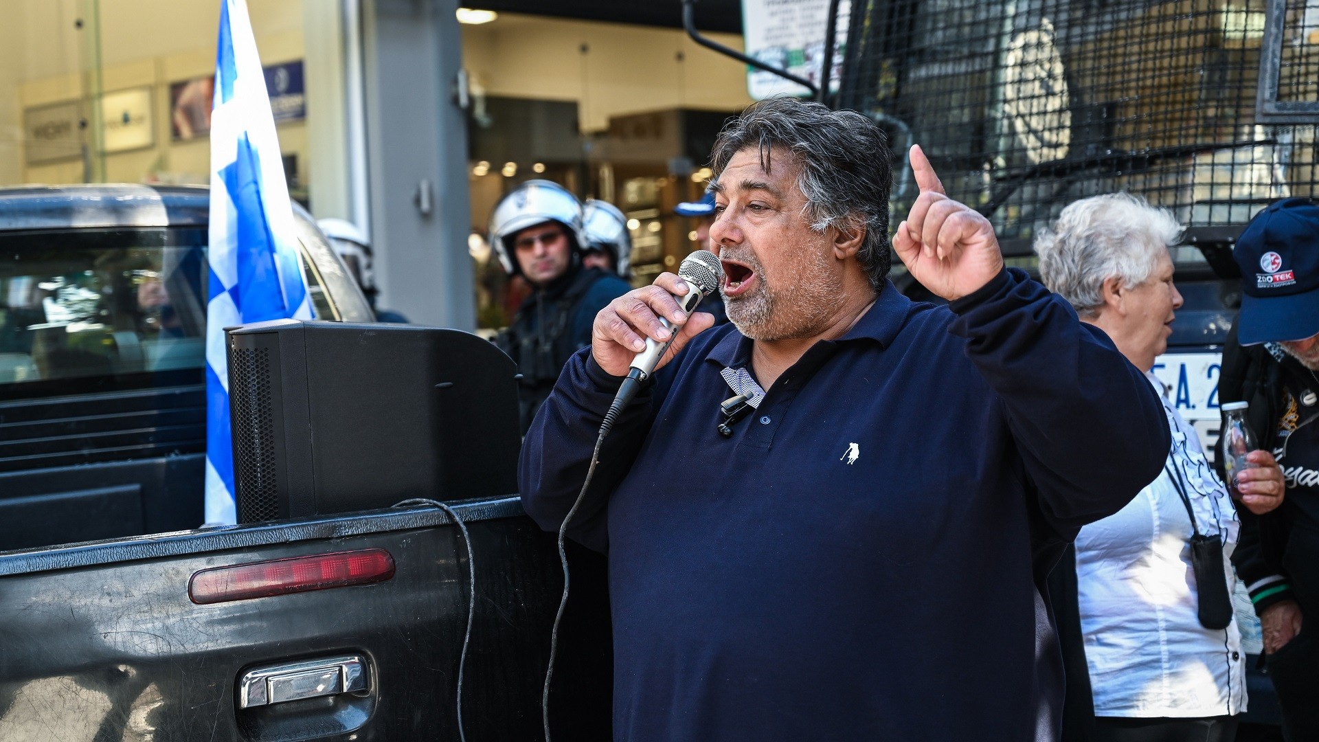 Κτηνοτρόφος έξω από το γραφείο του Κέλλα στη Λάρισα: «Βγες έξω ρε ...