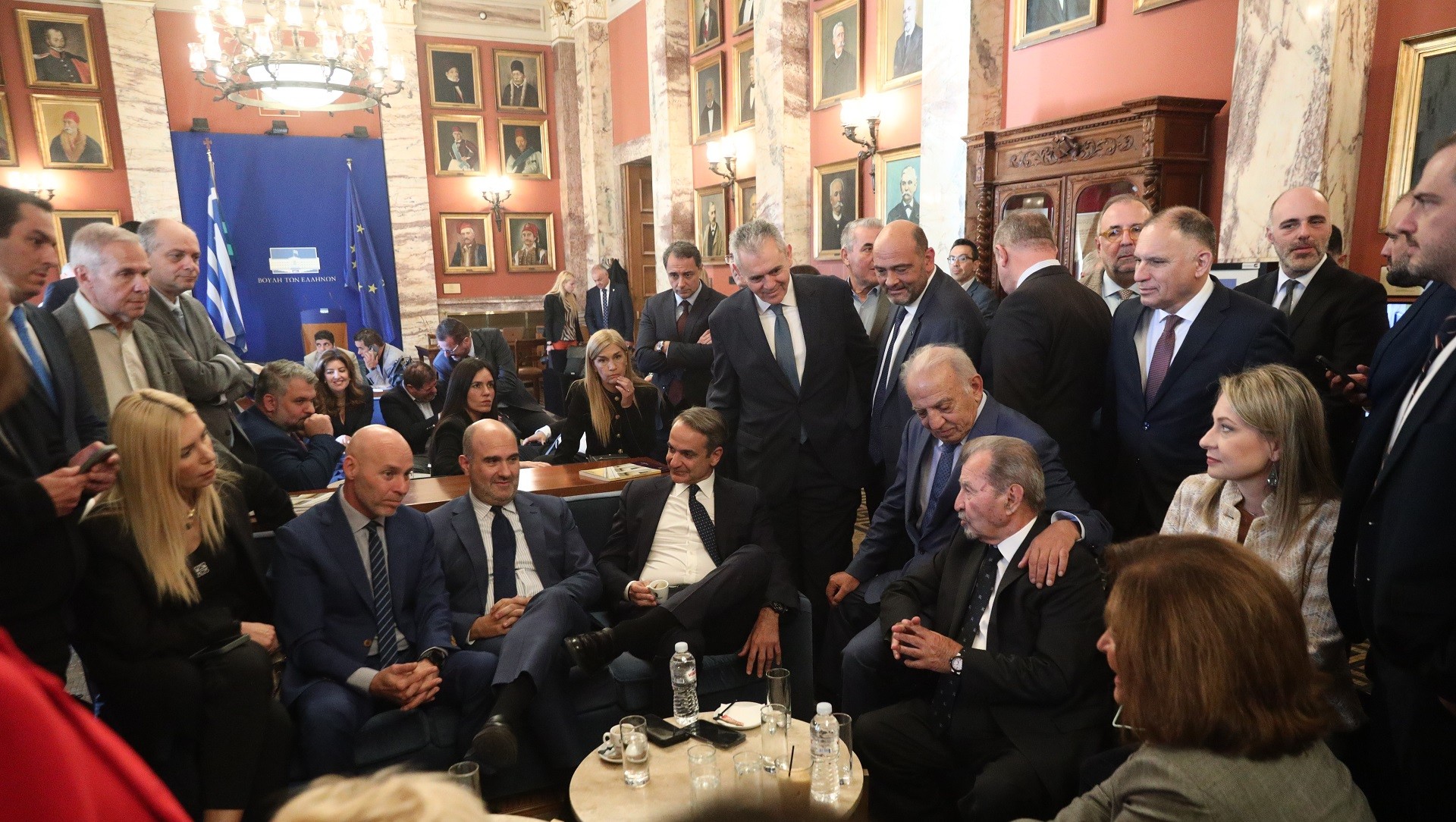 Μητσοτάκης με βουλευτές ΝΔ: Εκλογές μετά το Πάσχα του 2027, «σημασία ...