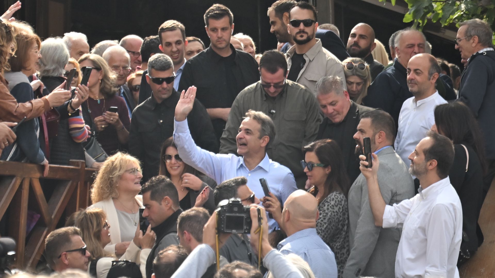 Οι στοχευμένες περιοδείες Μητσοτάκη, οι δημοσκοπήσεις που ανησυχούν και ...