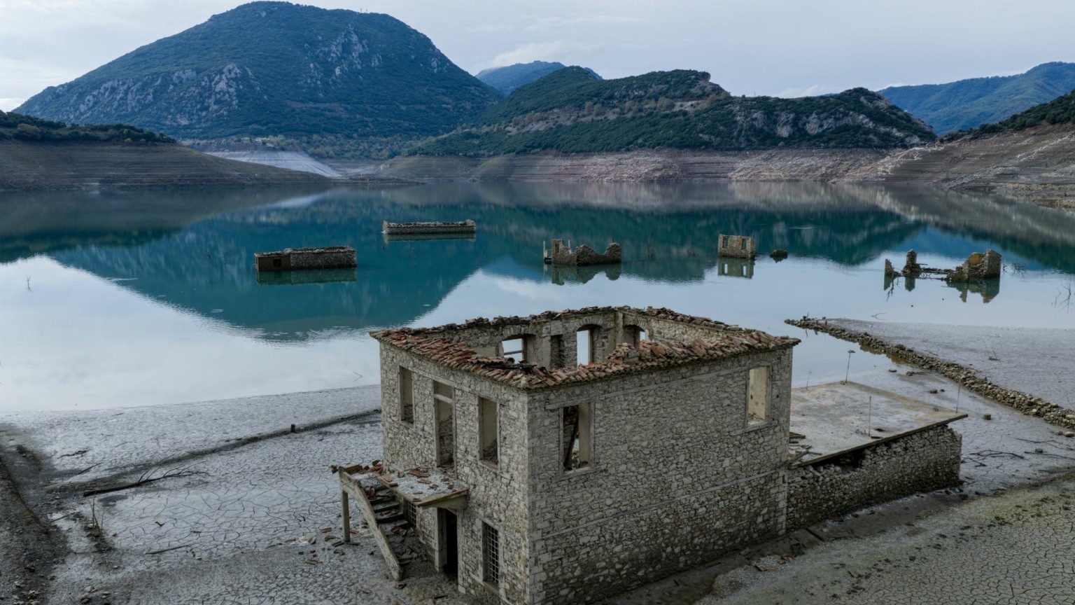 Λειψυδρία: Σε κόκκινο συναγερμό μπαίνει η Αττική, στερεύει η λίμνη του ...