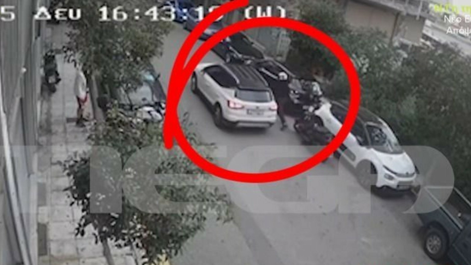 Η στιγμή που ο 58χρονος ψεκάζει με σπρέι πιπεριού τον 29χρονο στον Νέο ...