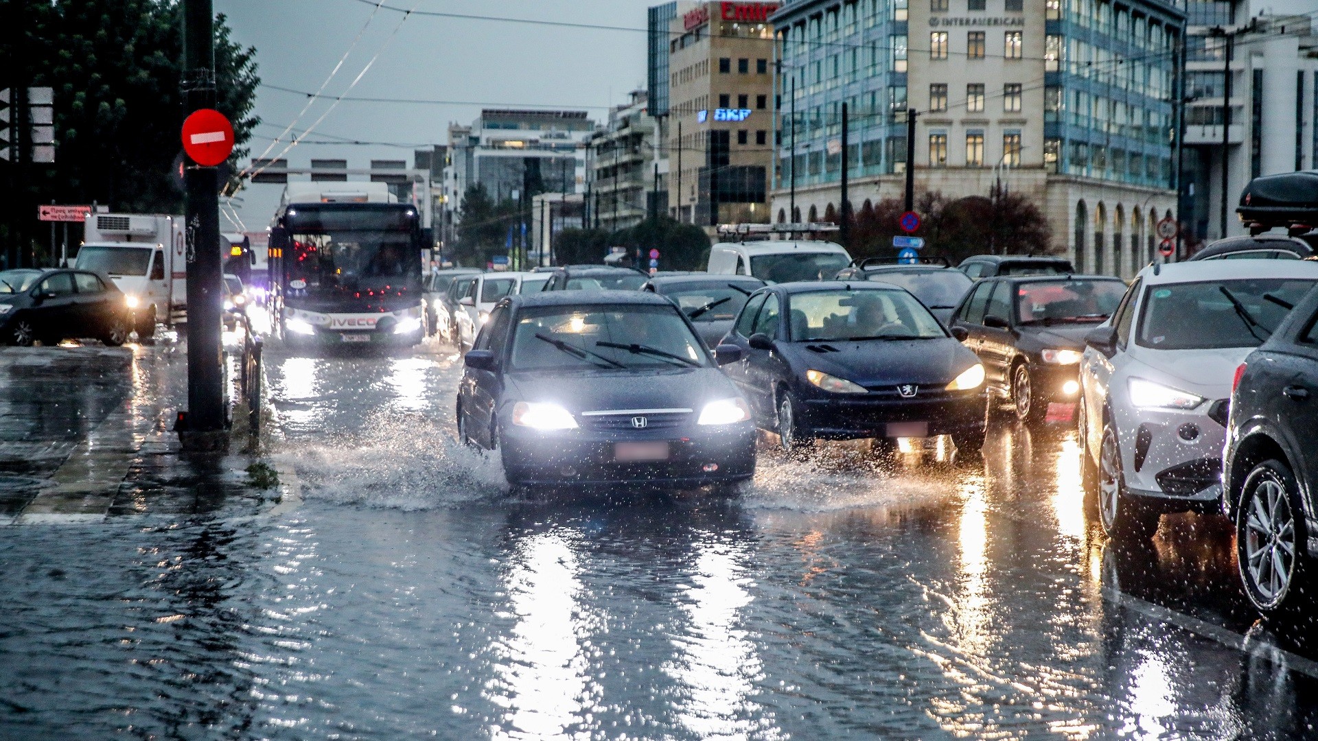ΣΥΡΙΖΑ για τις πλημμύρες και τις… καρότσες στο Μοσχάτο: Μια εικόνα ...
