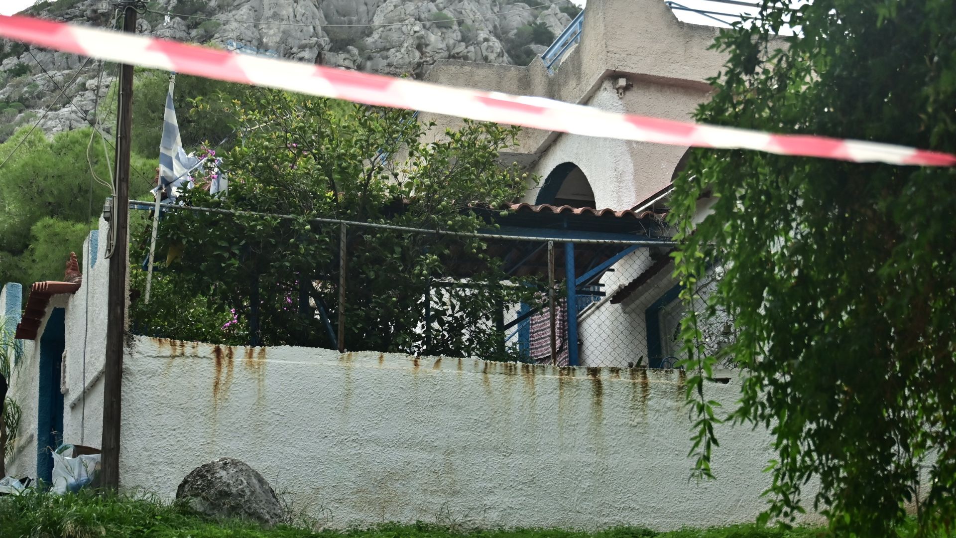 Σαλαμίνα: «Η μάνα μου ήταν ζεστή κι εγώ αγκάλιαζα τη δολοφόνο της» είπε ...