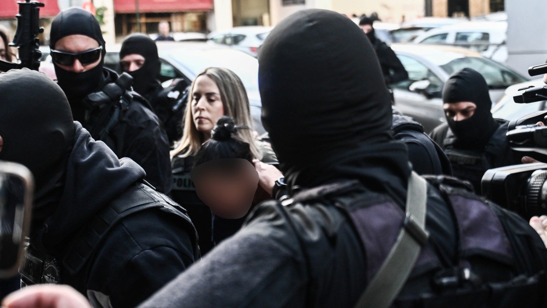 Δολοφονία στη Σαλαμίνα: Στα δικαστήρια η 46χρονη – Αποδοκιμασίες από ...