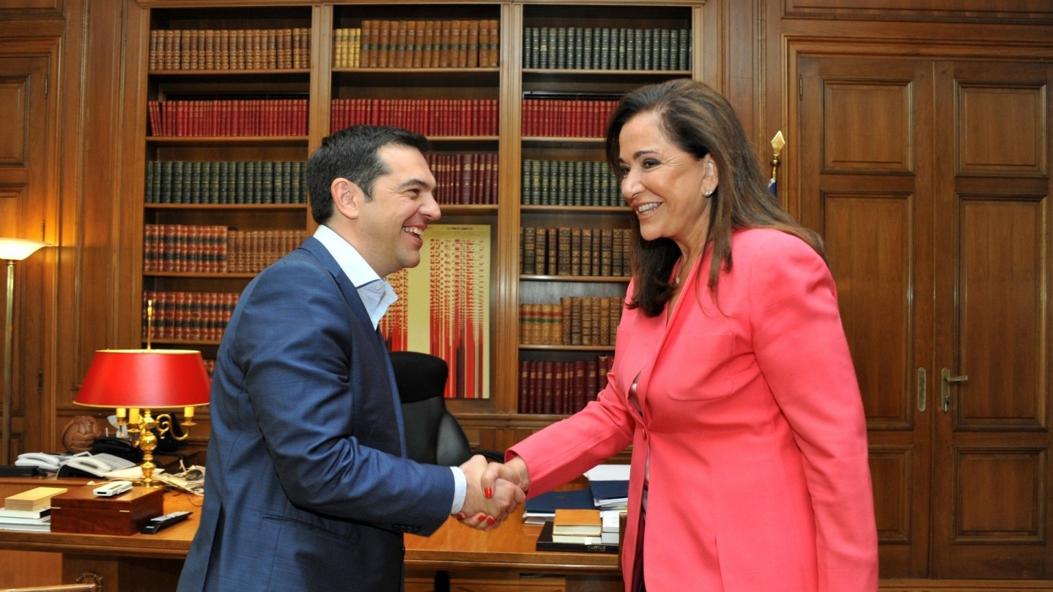 Ο Τσίπρας έστειλε την «Ιθάκη» στην Μπακογιάννη με ιδιόχειρη αφιέρωση ...