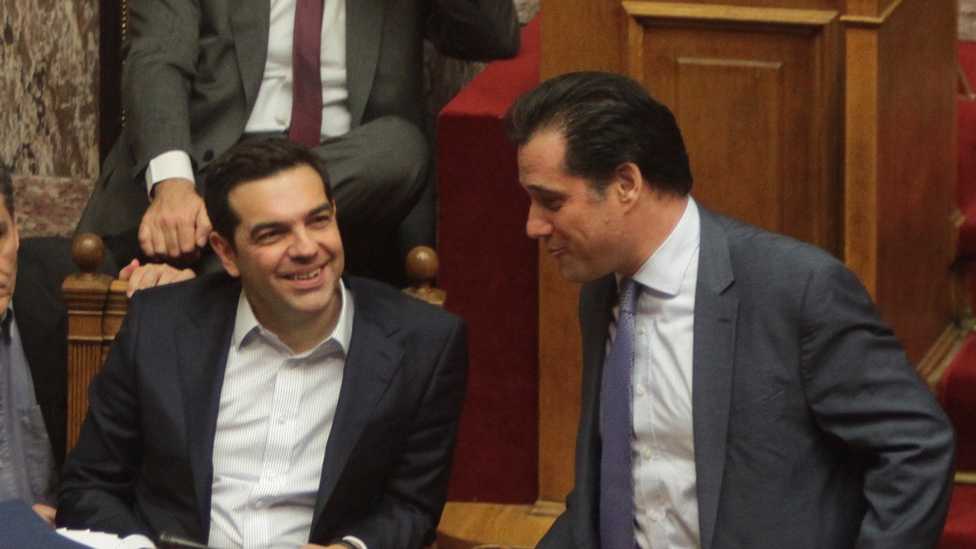 Ο Τσίπρας τρολαρει τον Άδωνι: Η αφιέρωση και η ατάκα «Το λιγουρεύεστε ...