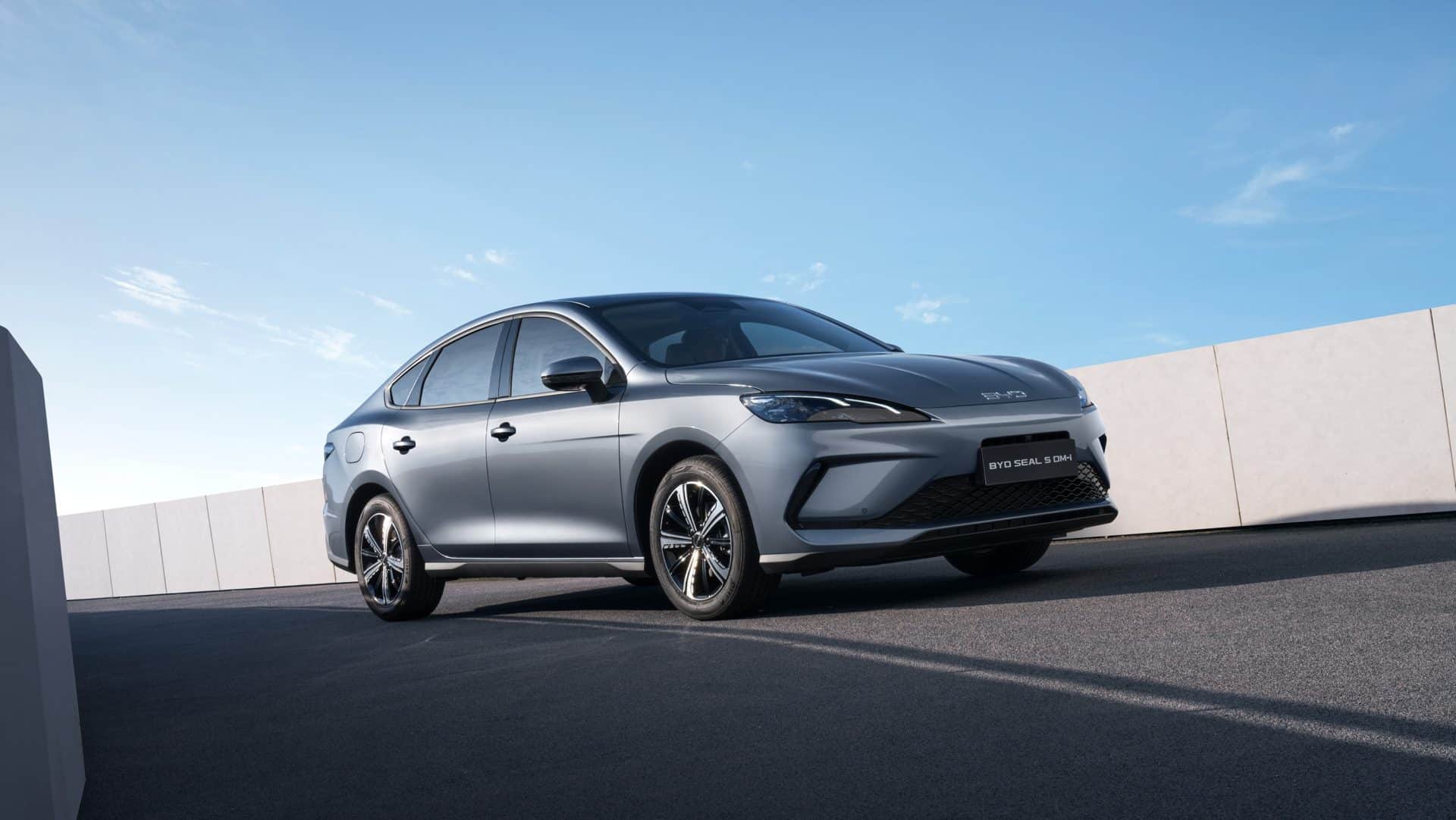 Το Seal 5 DM-i είναι το πρώτο plug-in υβριδικό μοντέλο με sedan αμάξωμα ...