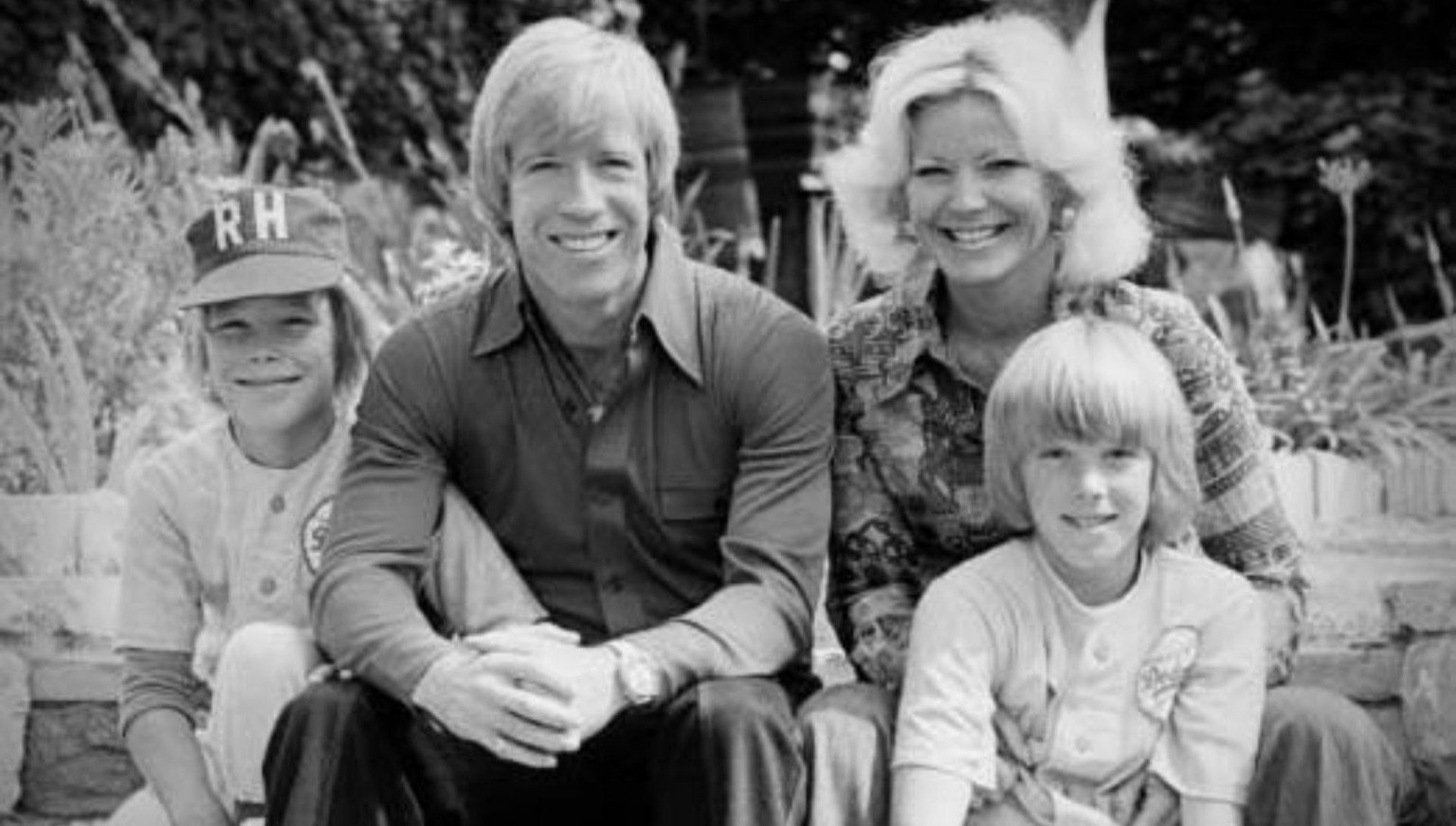 Dianne Holechek: Πέθανε η πρώην γυναίκα του Chuck Norris, το ...