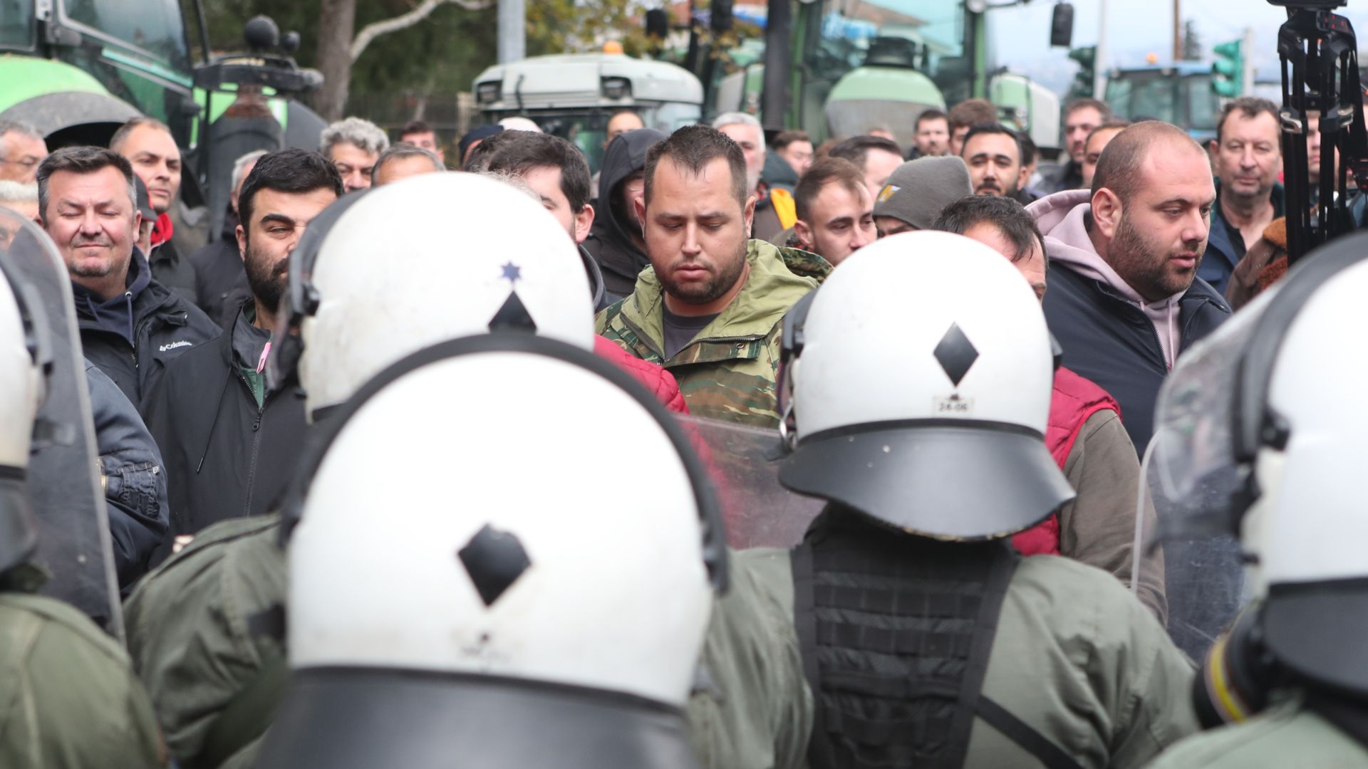 Κλιμακώνουν οι αγρότες με μπλόκα σε νευραλγικά σημεία – Πάνω από 6.000 ...