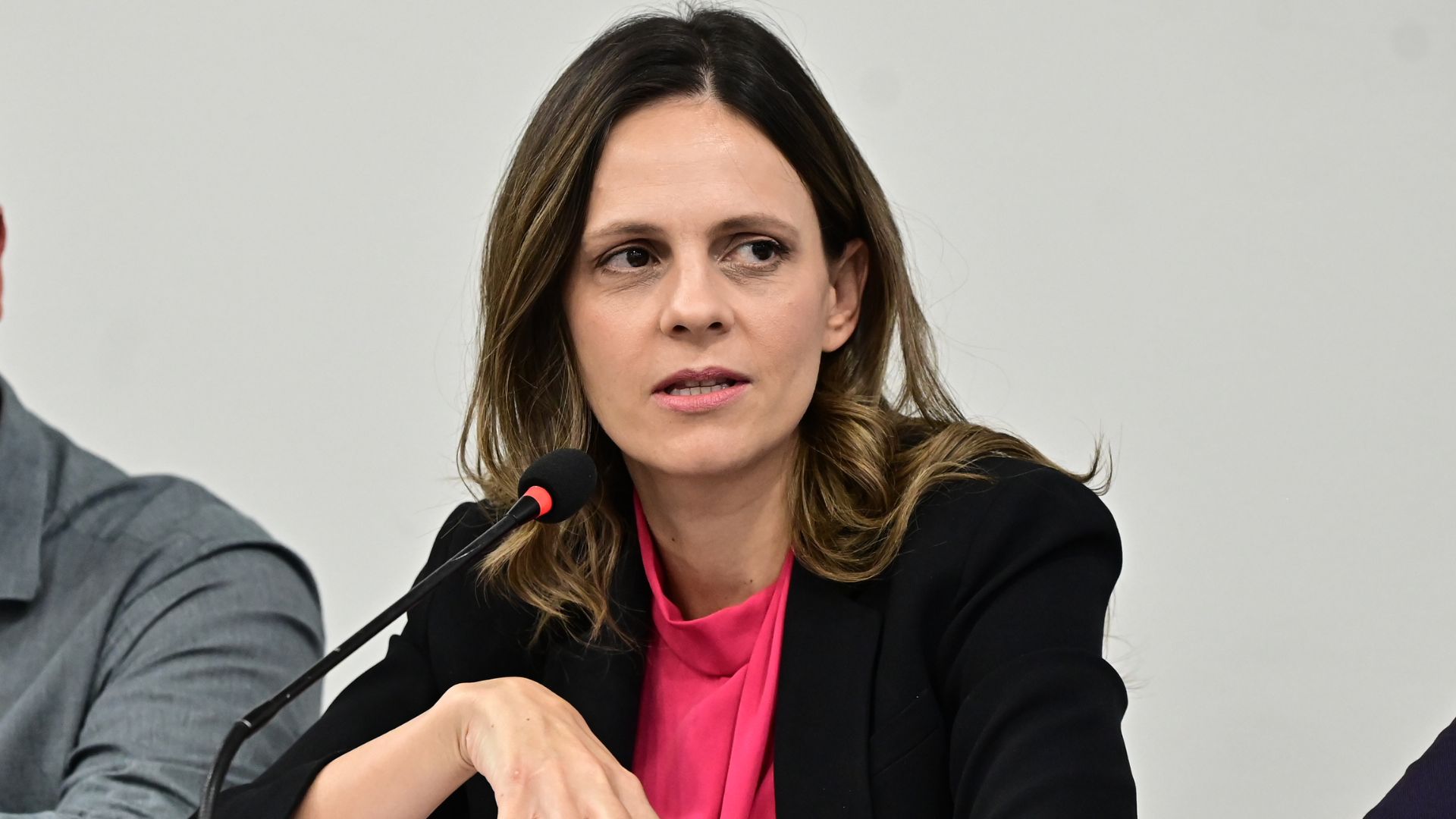 Έφη Αχτσιόγλου: Πώς μειώσαμε 26 μονάδες την αδήλωτη εργασία – Διάλεξη ...