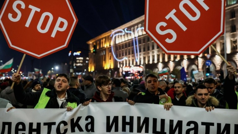 Έπεσε η κυβέρνηση της Βουλγαρίας μετά τις μεγαλειώδεις διαδηλώσεις ...