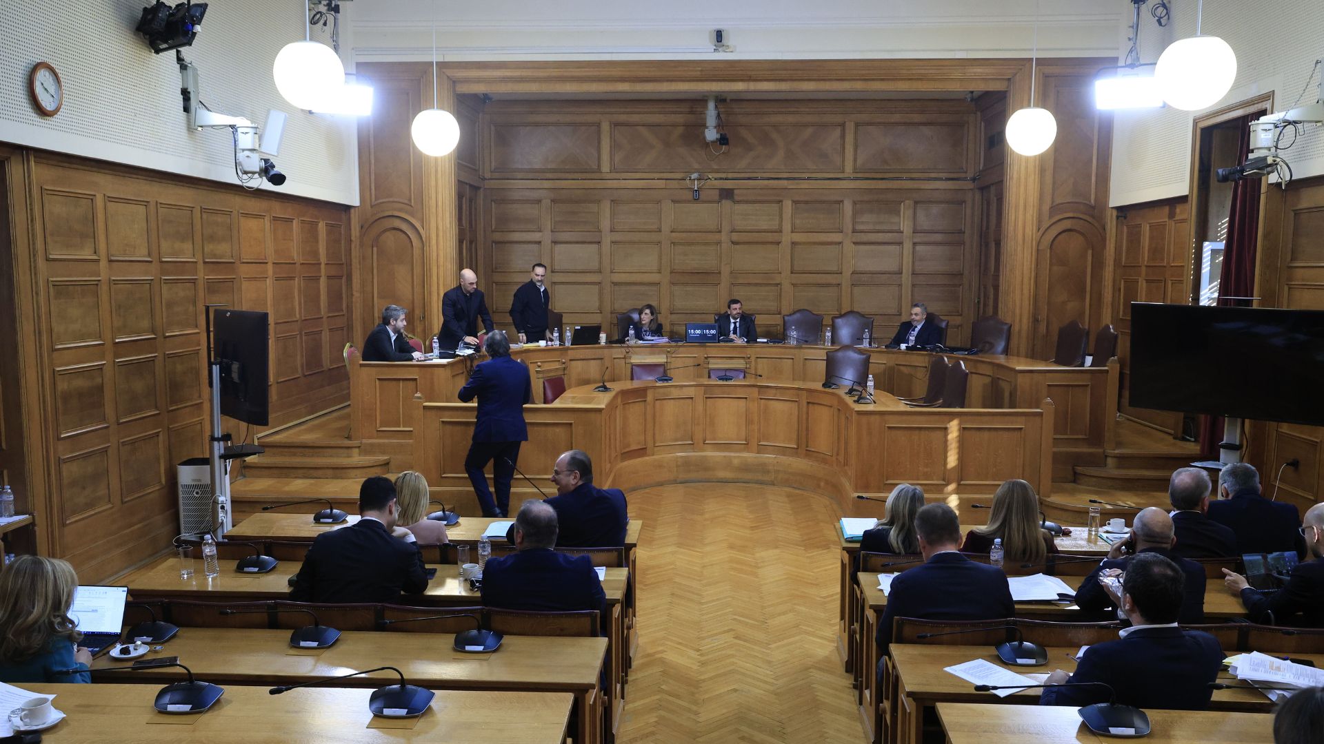 Το μουστάκι του «Φραπέ» και το …καλσόν – «Μην με ακούσει και η γυναίκα ...