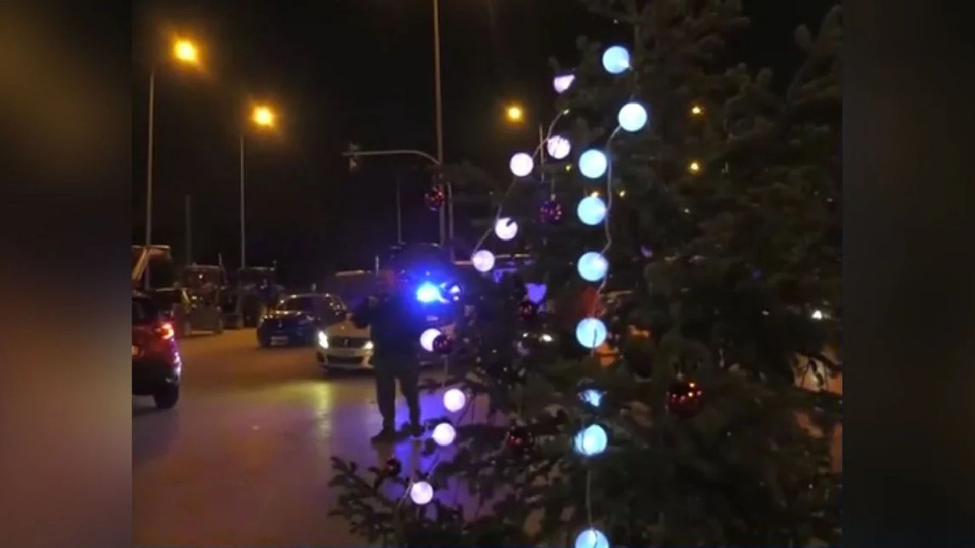 Θεσσαλονίκη: Στόλισαν χριστουγεννιάτικο δέντρο οι αγρότες στα Πράσινα ...
