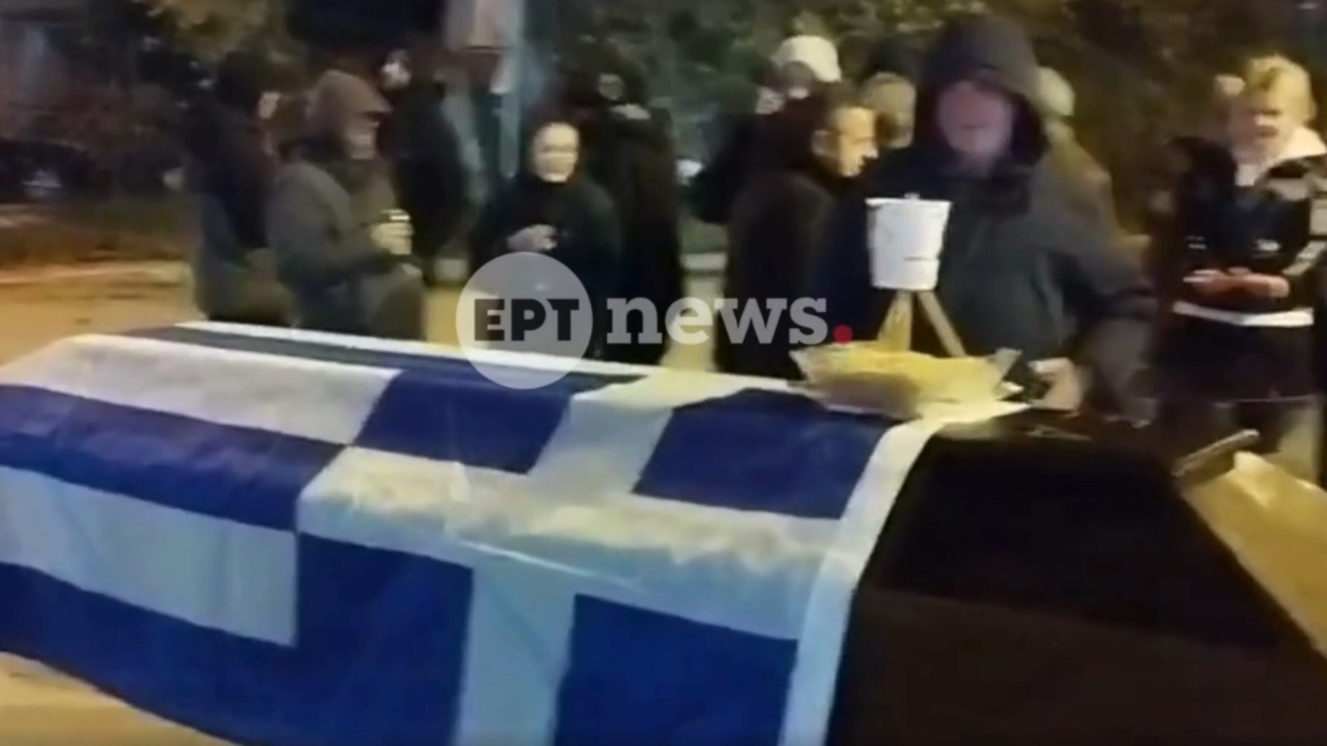 Οι αγρότες στο μπλόκο Καλπακίου έβγαλαν στον δρόμο φέρετρο – «Η αγροτιά ...