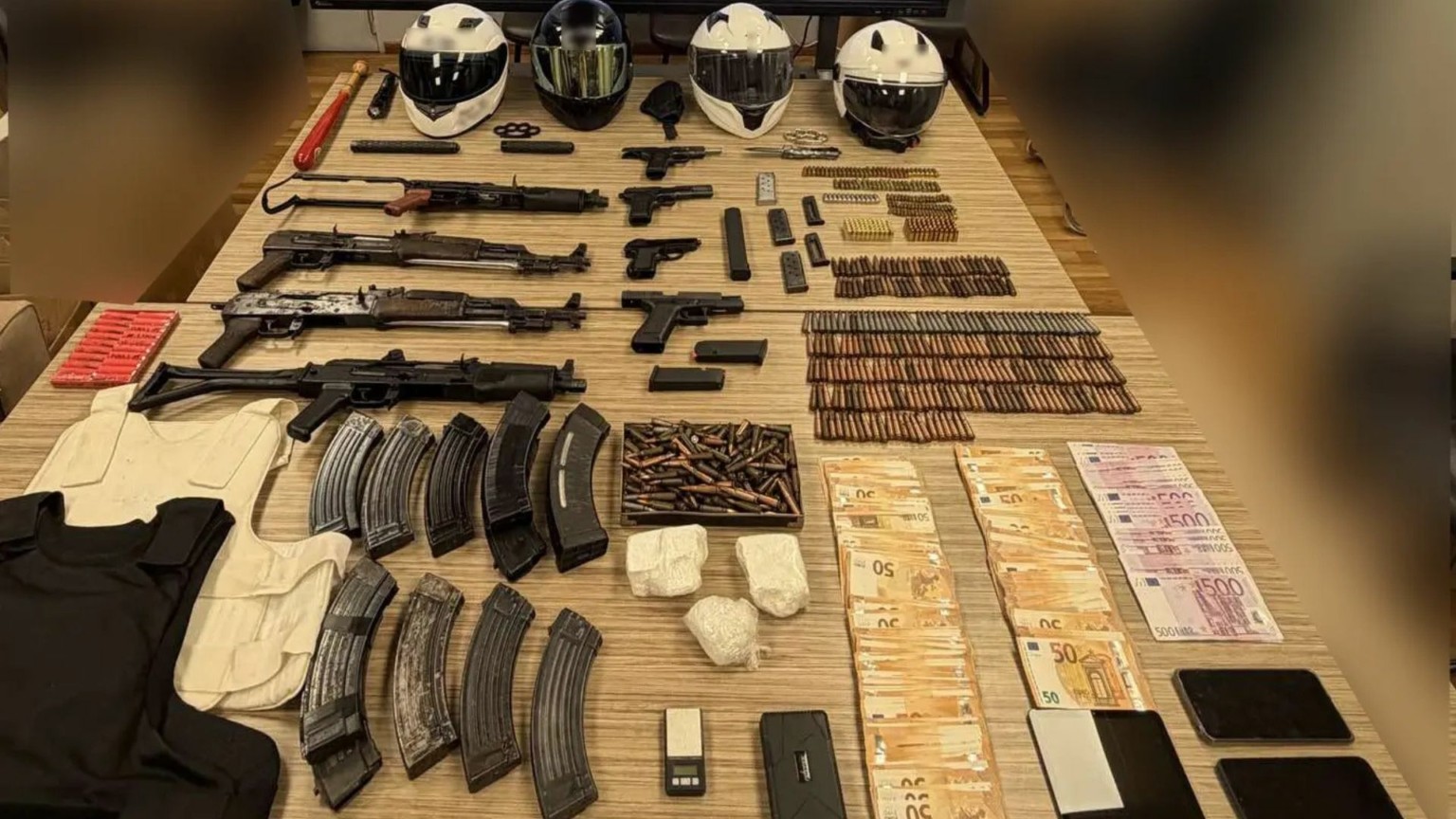 Οπλοστάσιο της Greek Mafia στην Καλλιθέα – Εμπρησμοί, απόπειρα ...
