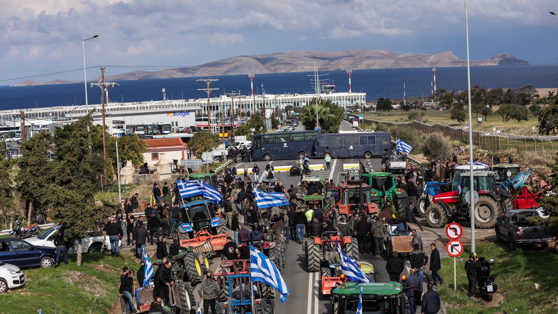 Κρήτη: Επεισόδια ανάμεσα σε ΜΑΤ και αγρότες στα αεροδρόμια Ηρακλείου ...