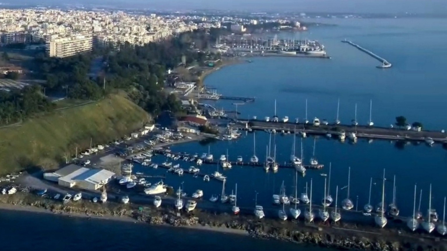Θεσσαλονίκη: Μικρής έκτασης θαλάσσια ρύπανση μετά από ημιβύθιση ...
