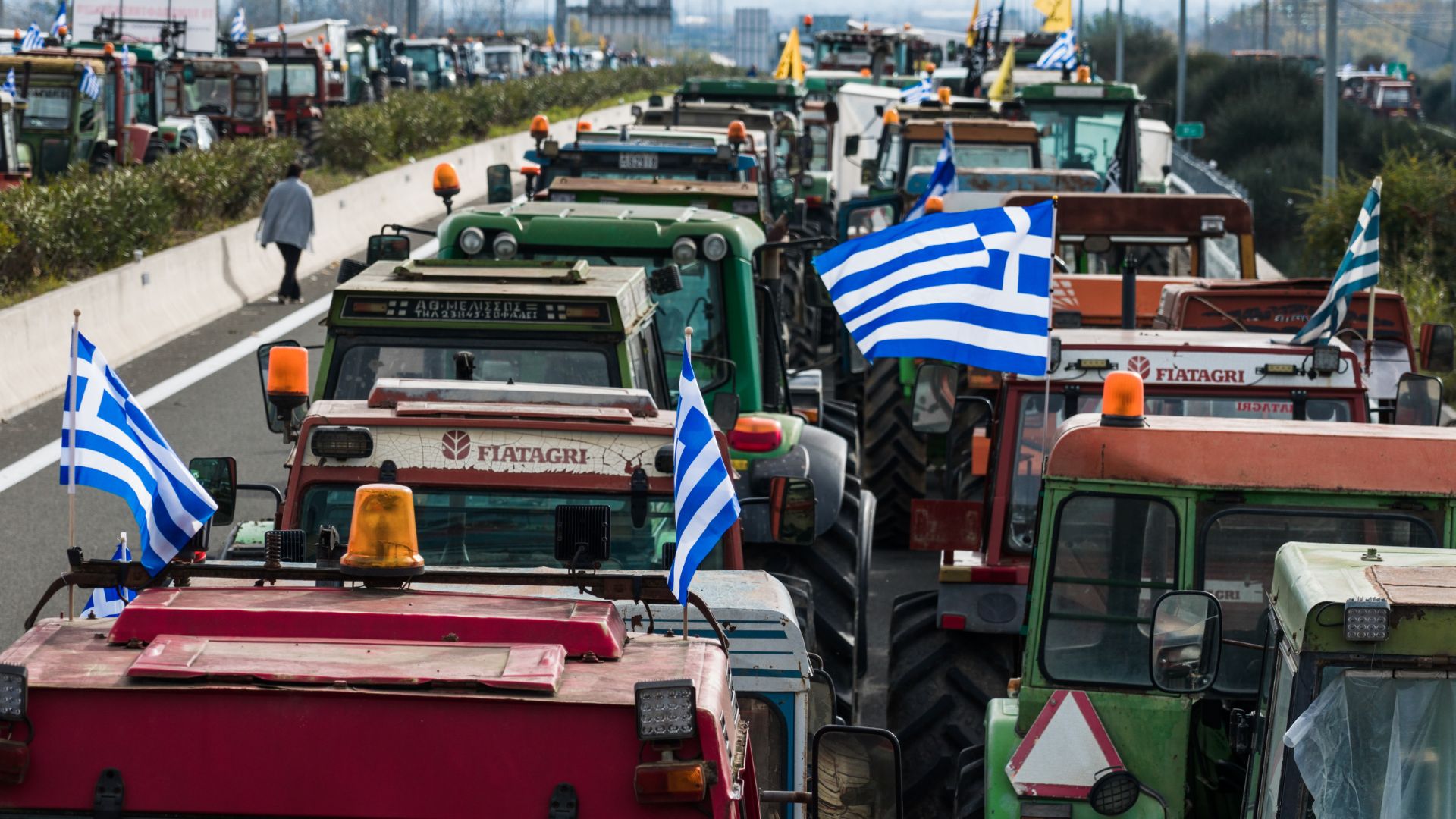 Aγρότες: Ενισχύονται τα μπλόκα – Φορτηγά και ταξί δίπλα στα τρακτέρ ...