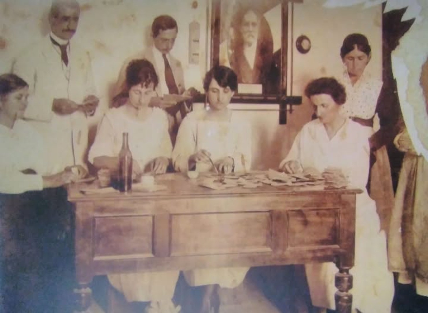Λέξεις που χάθηκαν, επαγγέλματα που έζησαν μέσα από το βιβλίο με 122 ...