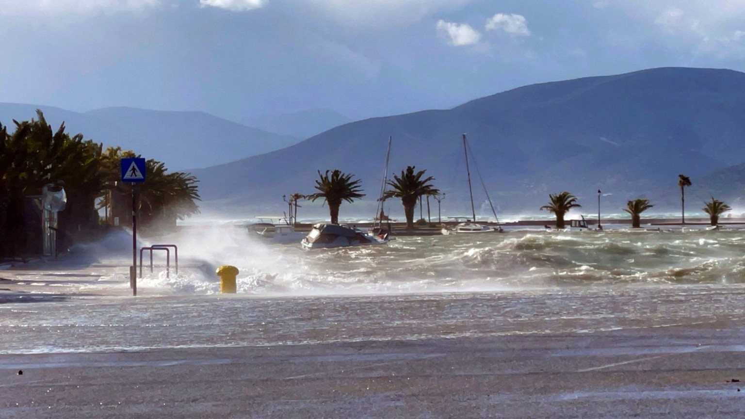 Σφοδρή κακοκαιρία «σαρώνει» τη χώρα: Μπαράζ 112 στην Πελοπόννησο – Πού ...