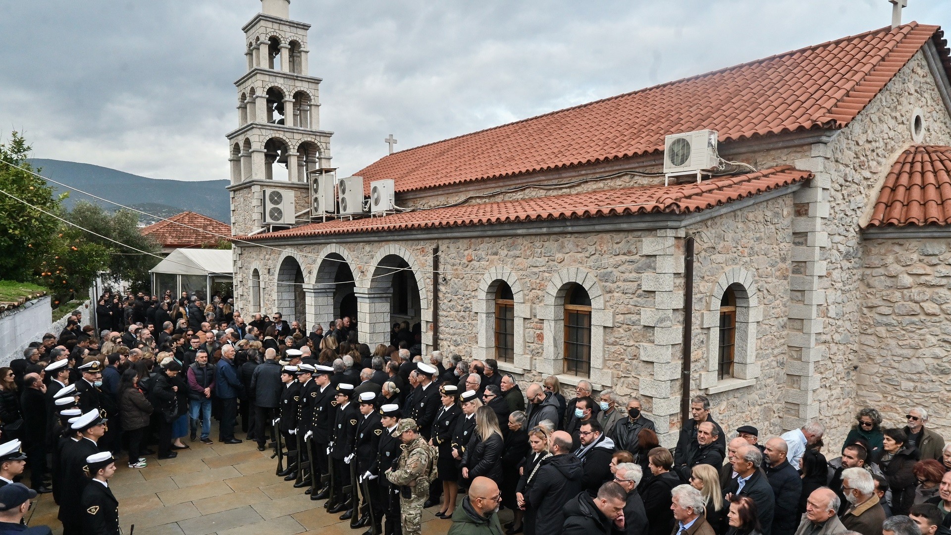 Άστρος Κυνουρίας: Οδύνη στην κηδεια του λιμενικού που σκοτώθηκε στην ...