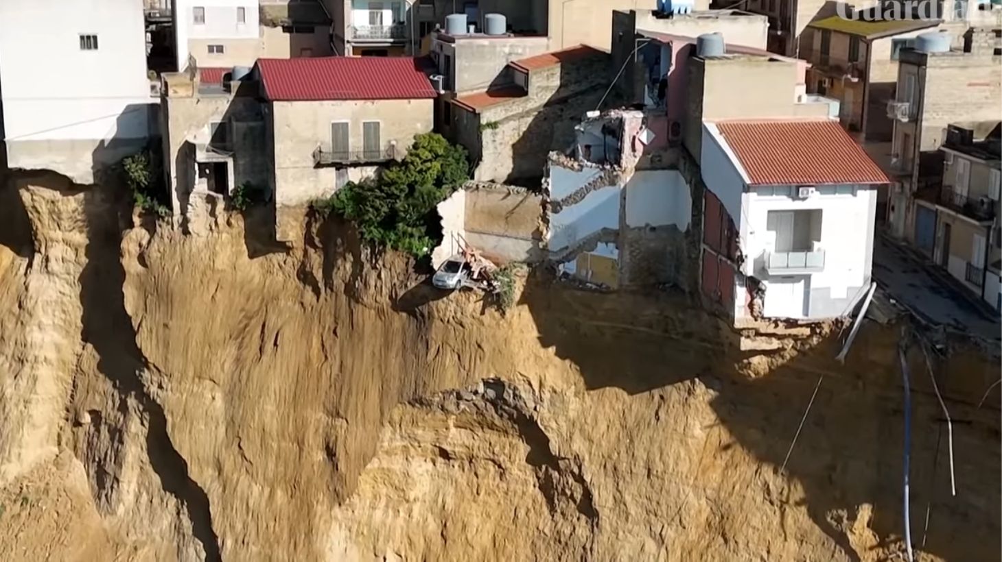 Σικελία: Πάνω από 4 χλμ. το μέτωπο της κατολίσθησης – Κινδυνεύει να ...
