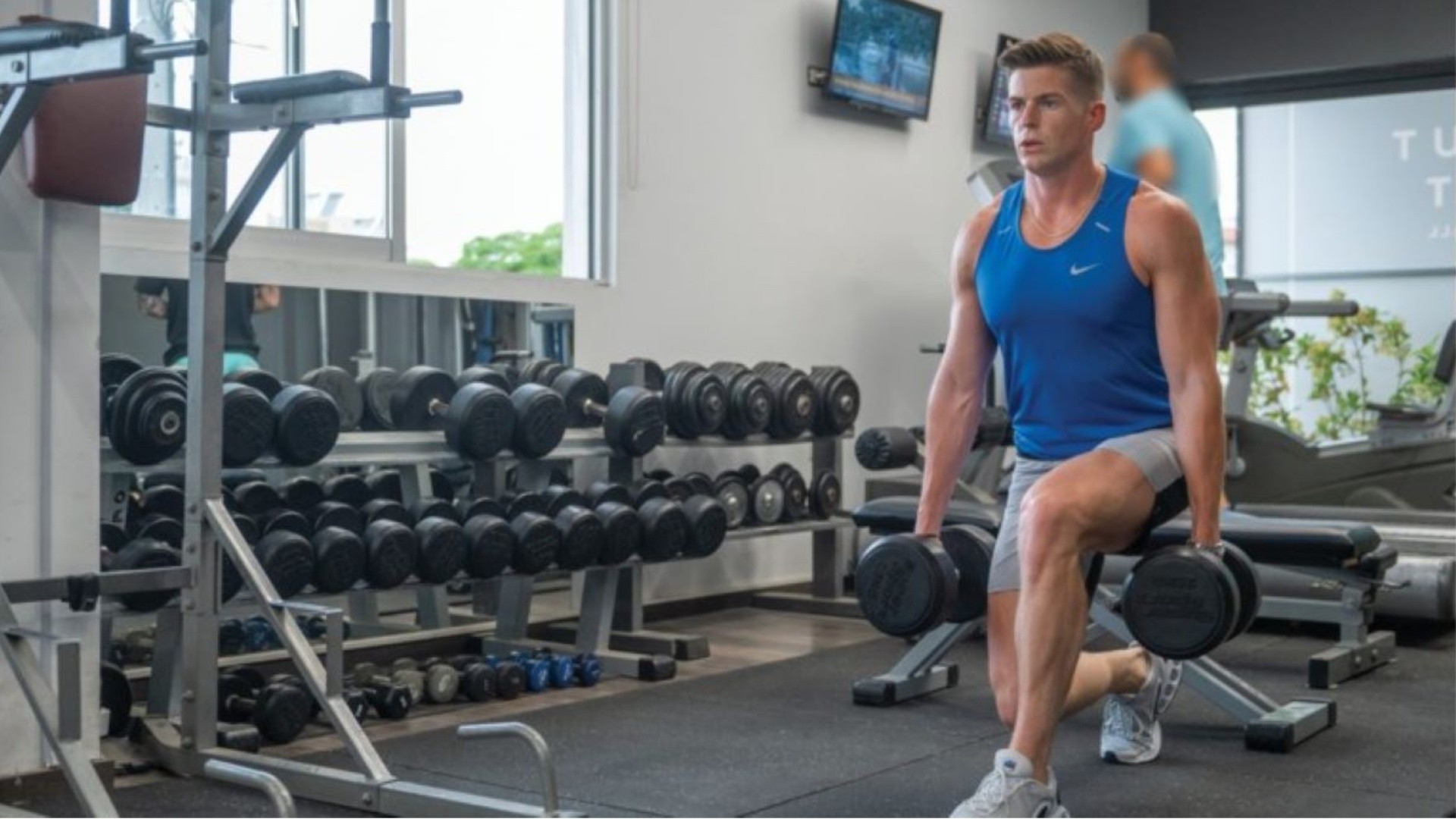 Barry’s στο Σύνταγμα: Το «κόκκινο δωμάτιο» του Τάιλερ ΜακΜπέθ στην ...