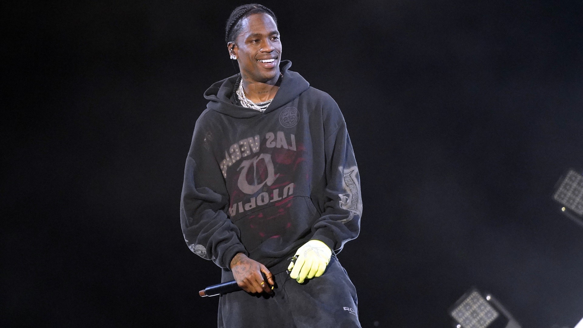 «The Odyssey»: Η εμφάνιση-έκπληξη του ράπερ Travis Scott στην ...