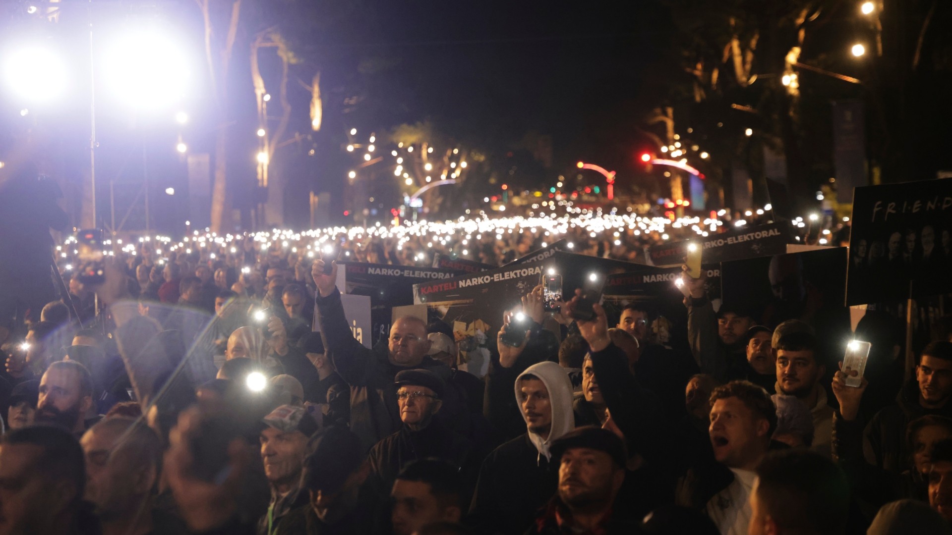 Έτοιμη να εκραγεί η Αλβανία: Διαδηλωτές περικύκλωσαν το πρωθυπουργικό ...