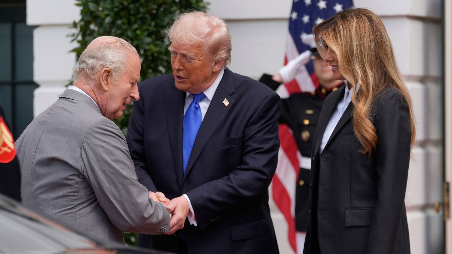 O Τραμπ «υμνεί» τον Κάρολο στο… κατευόδιο από τον Λευκό Οίκο: Είναι ο ...