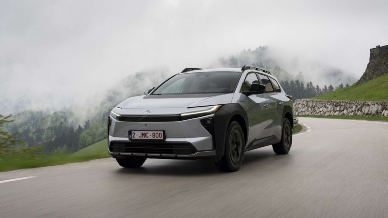 Το τεράστιο οικογενειακό SUV της Toyota με πορτμπαγκάζ 669 λίτρα πάτησε ...
